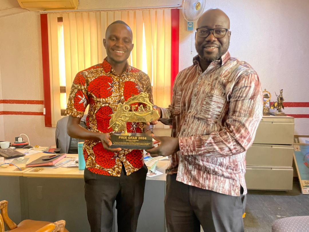 🔴 Prix OFAB 2024 : Solomane Nikiema présente son trophée à son ...